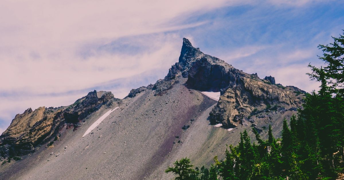 North Crater Trailhead to the shoulder of Mount Thielsen